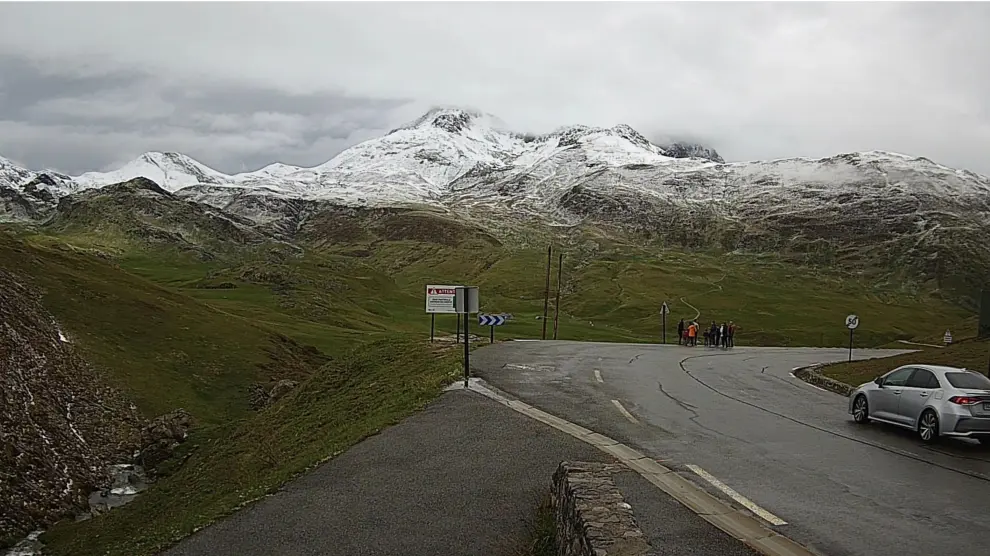 La nieve regresa en plena primavera y tiñe de blanco las cumbres más