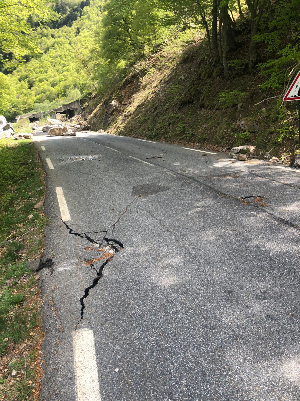 Así se encuentra la calzada después del derrumbe de roca | Imágenes