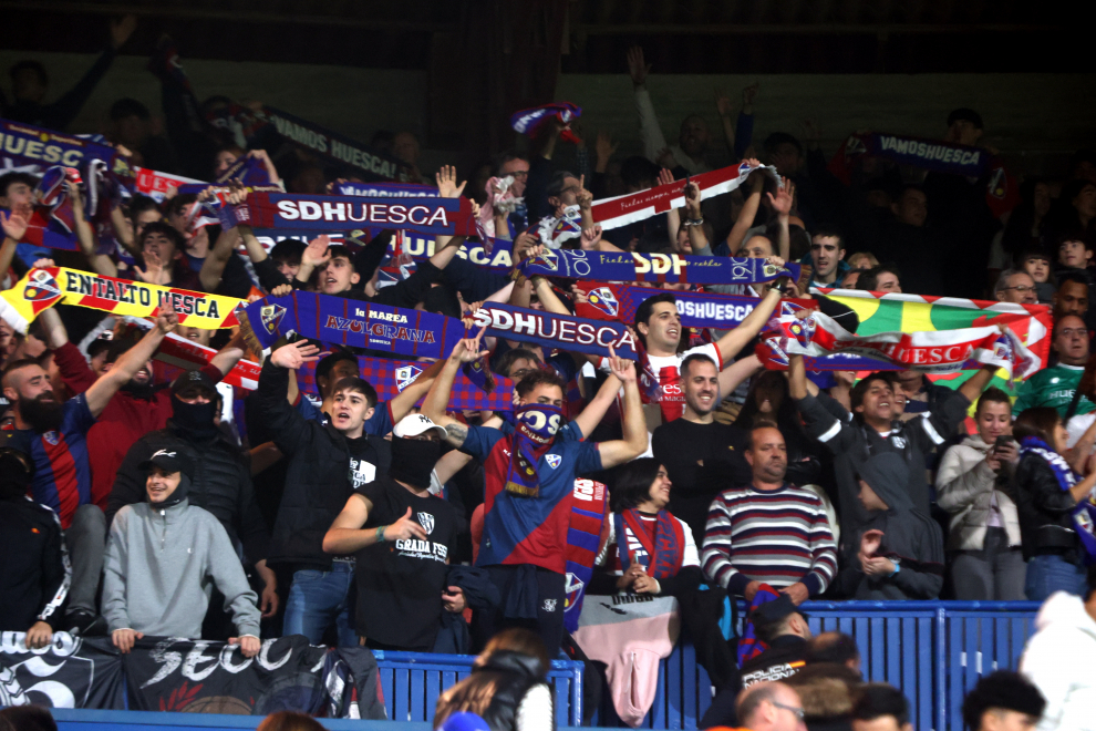 El Huesca celebra su triunfo en la Romareda