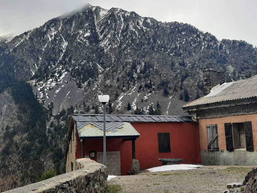 Baños de Benasque: un imponente edificio neoclásico, prácticamente ...