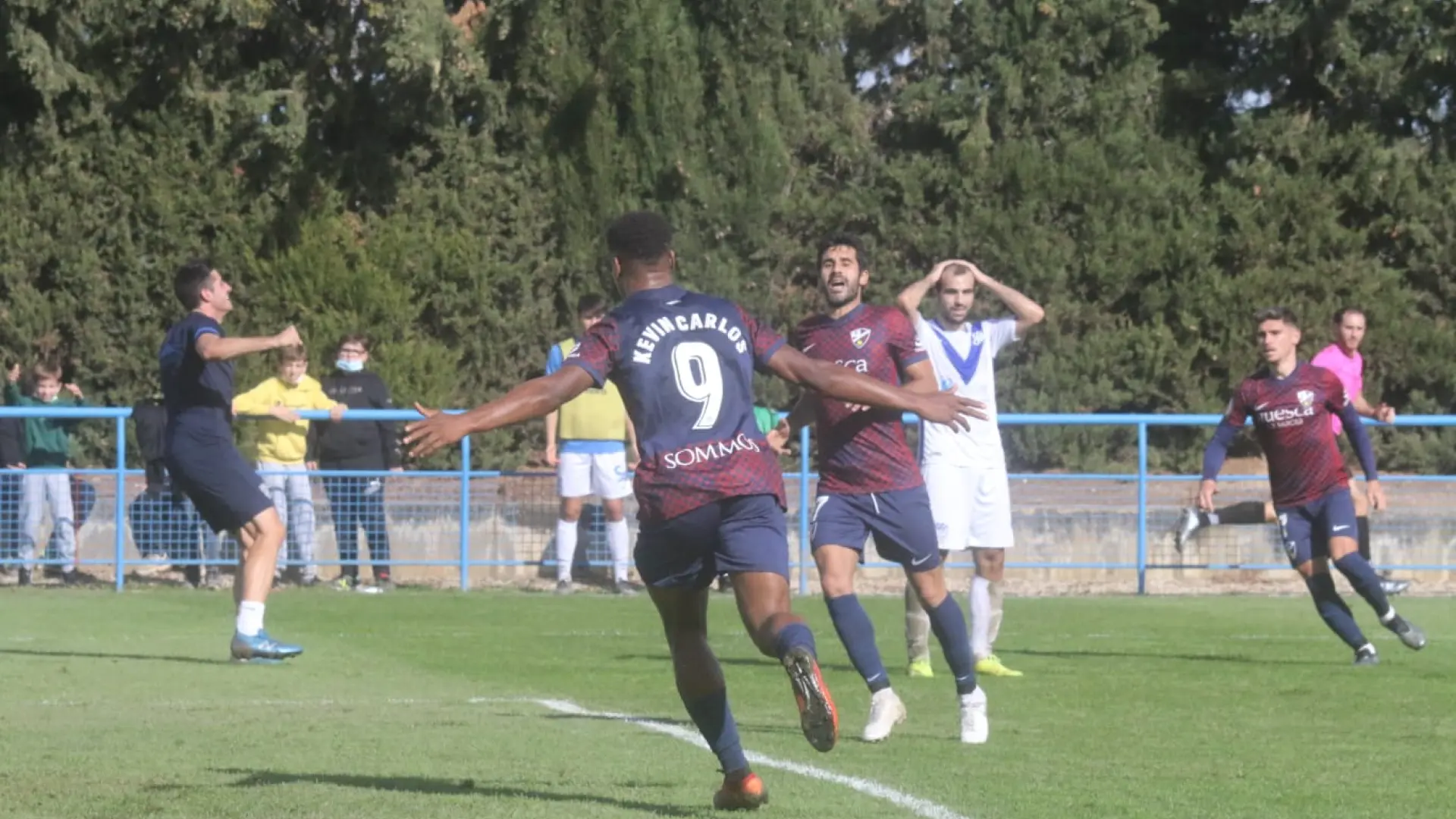 Carlos Kevin y Valera dan al Huesca B una buena y sufrida victoria