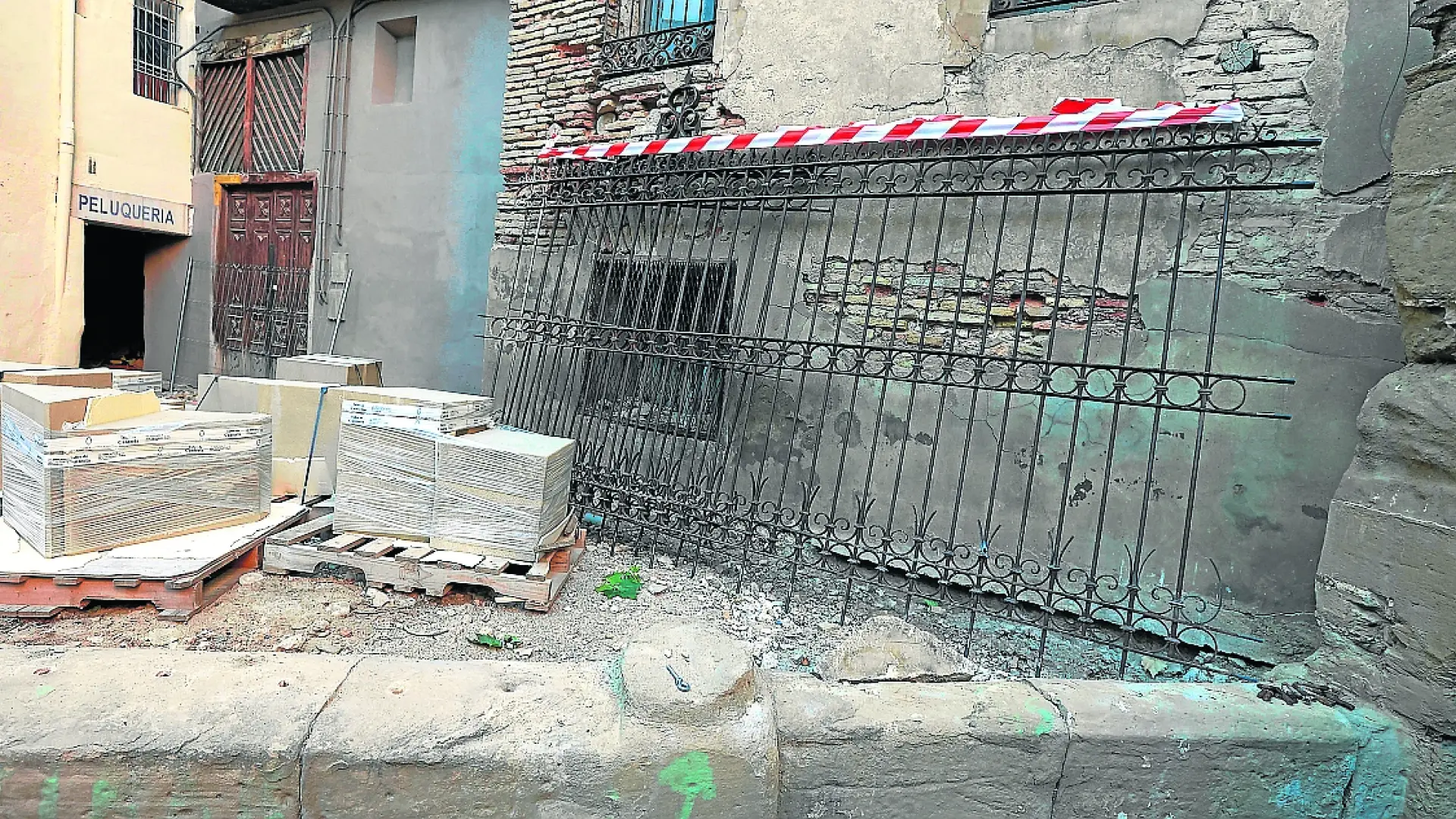 Reaparece la verja del edificio de Travesía Cortés