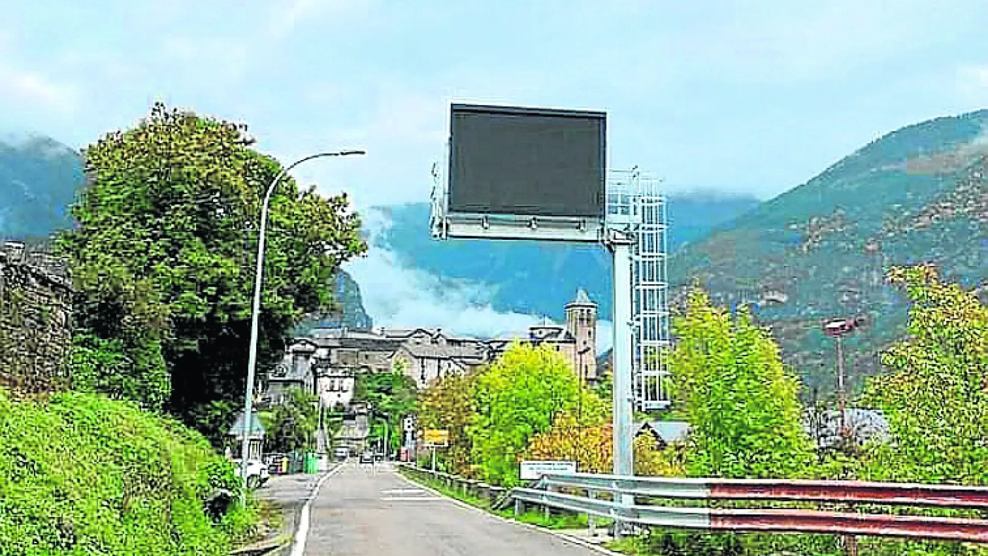 Colocan un cartel luminoso para informar del acceso a Ordesa