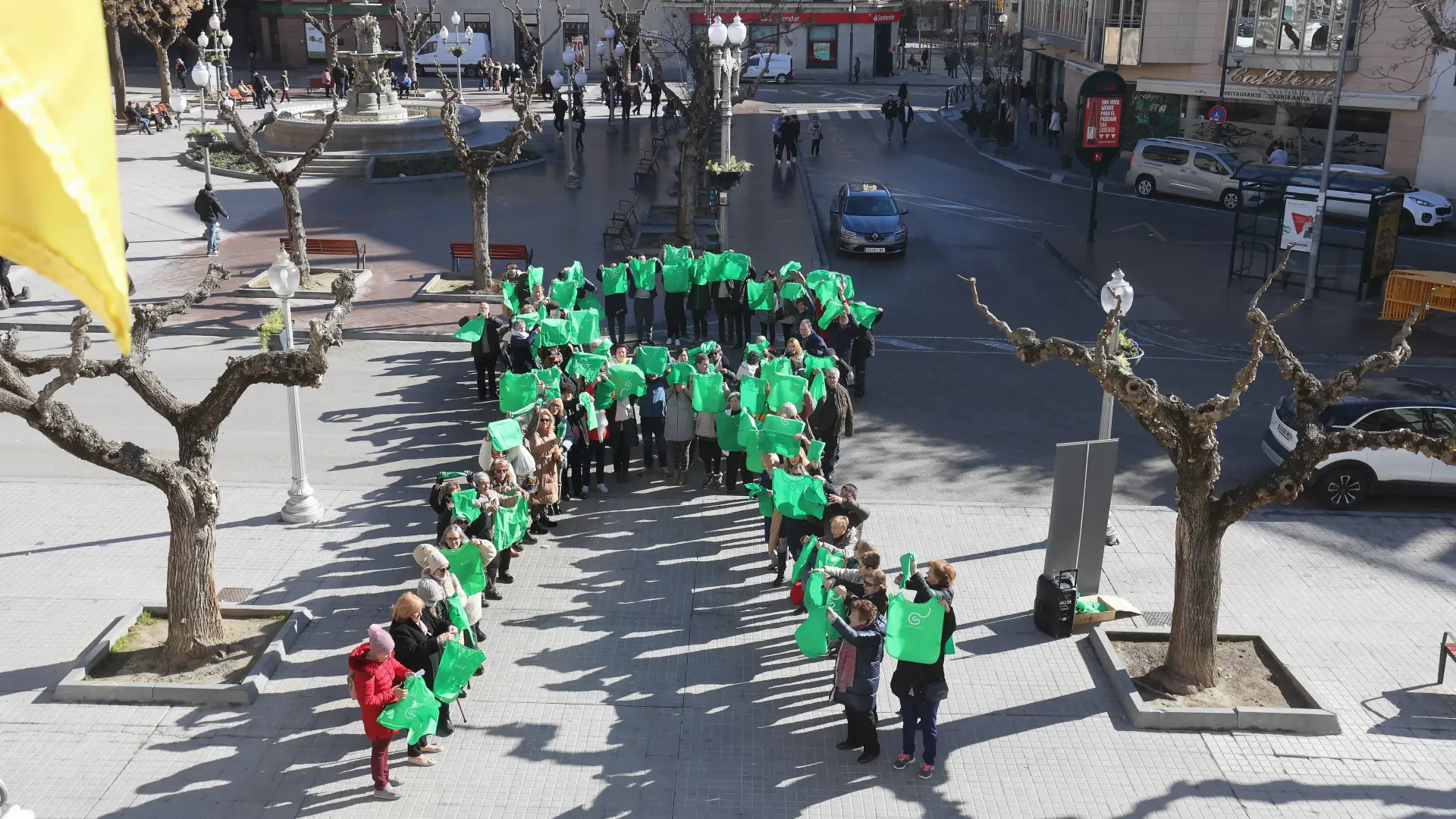 Un gran lazo verde conciencia en Huesca contra el cáncer