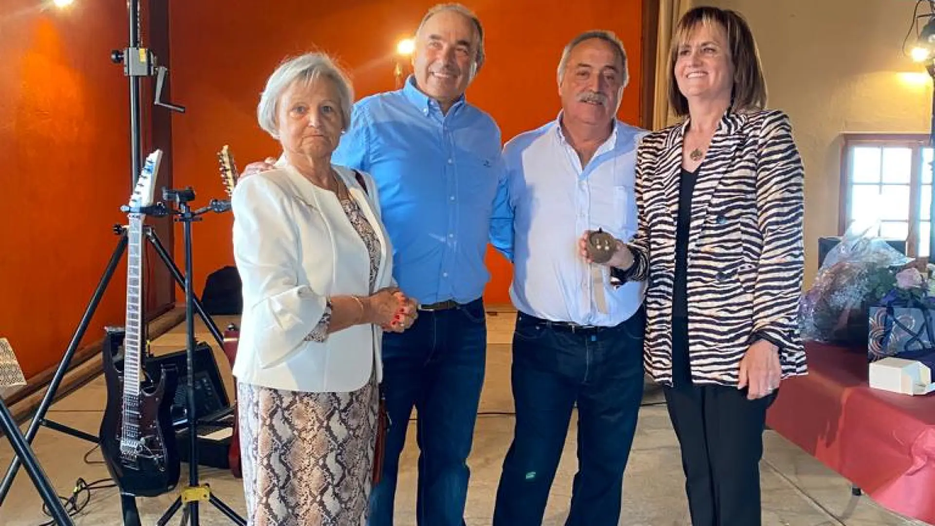 Antillón brinda un homenaje a su secretaria tras 34 años a su lado