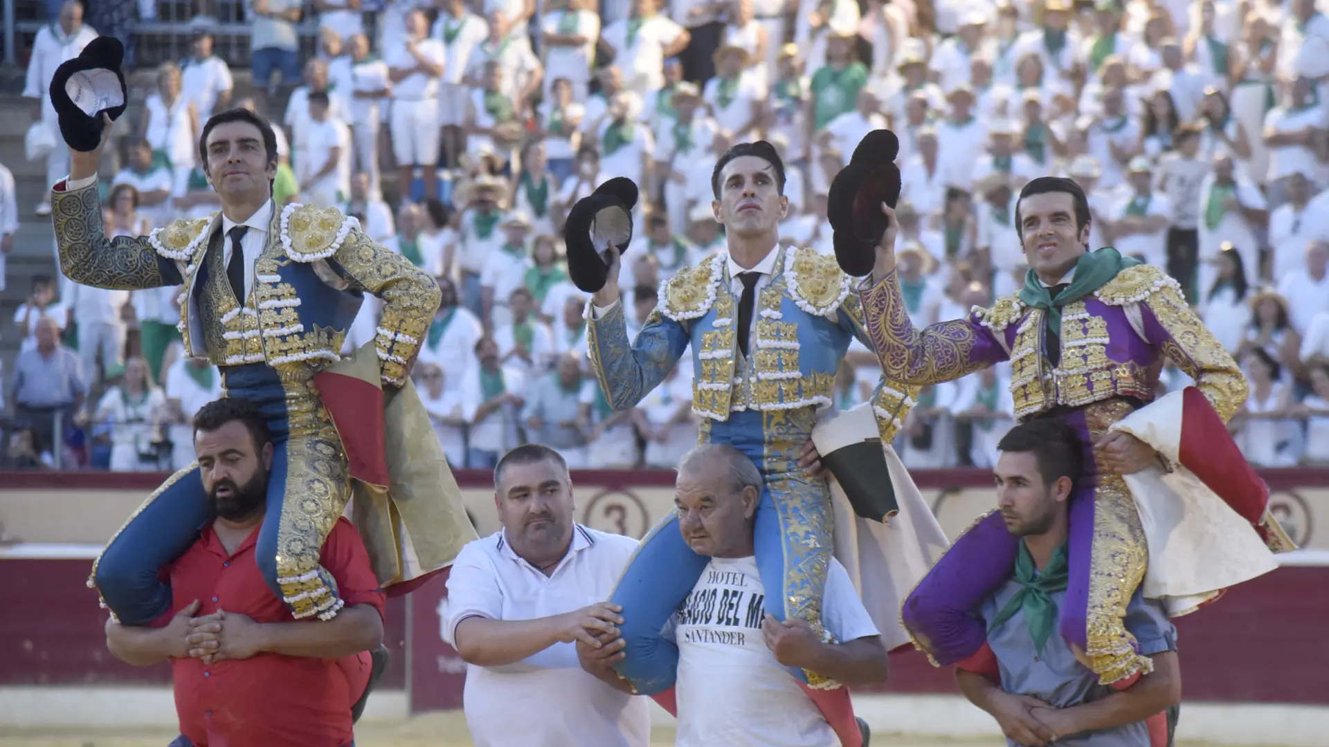 Puerta grande para Miguel Ángel Perera, Alejandro Talavante y Emilio de ...