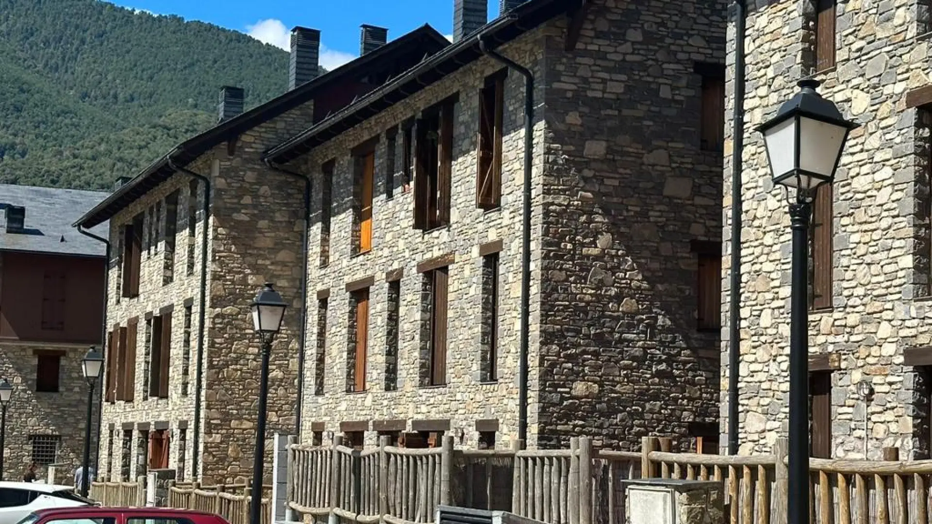 Villanúa inicia la renovación de todo su alumbrado exterior