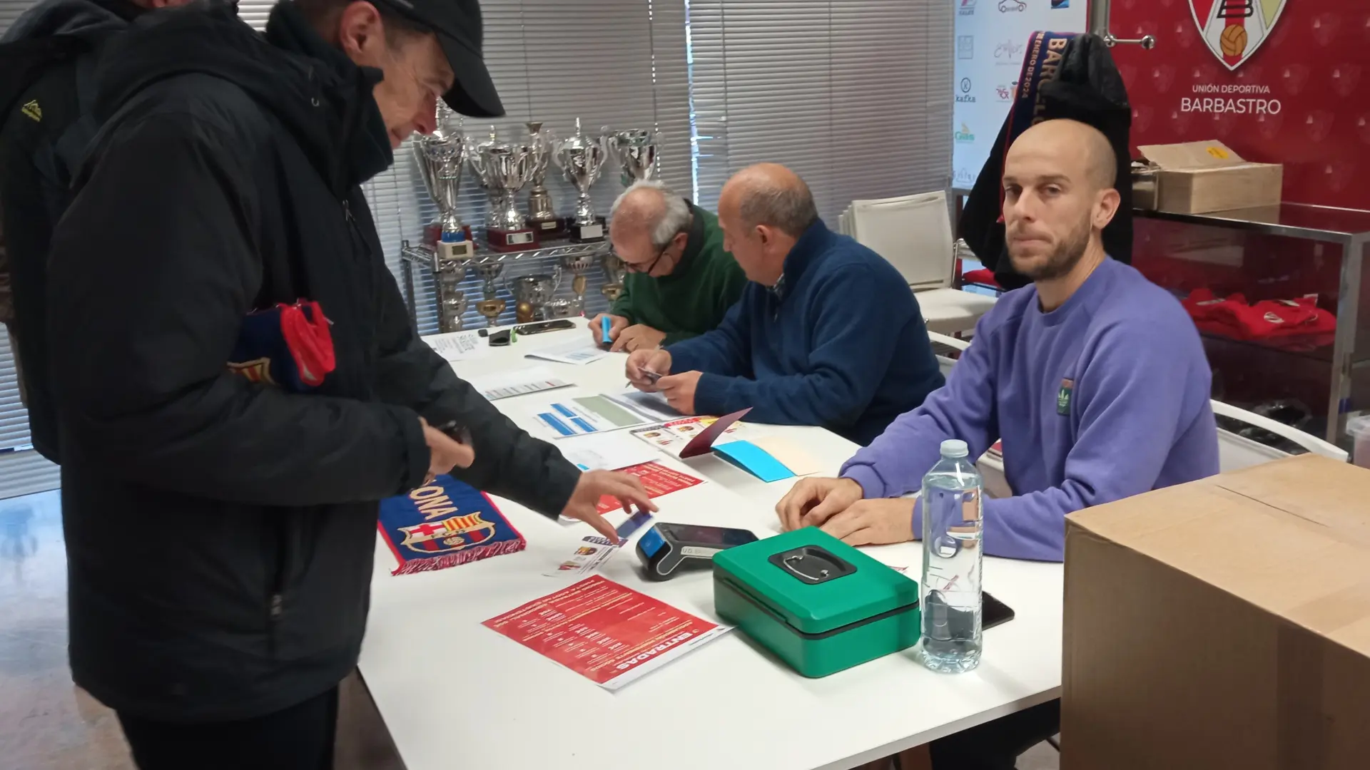 Largas colas para conseguir una entrada del partido UD Barbastro - FC ...