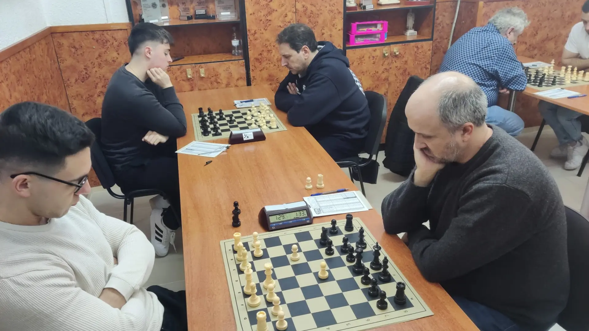 Jaime Casas gana claramente el duelo de Monzón y sigue líder