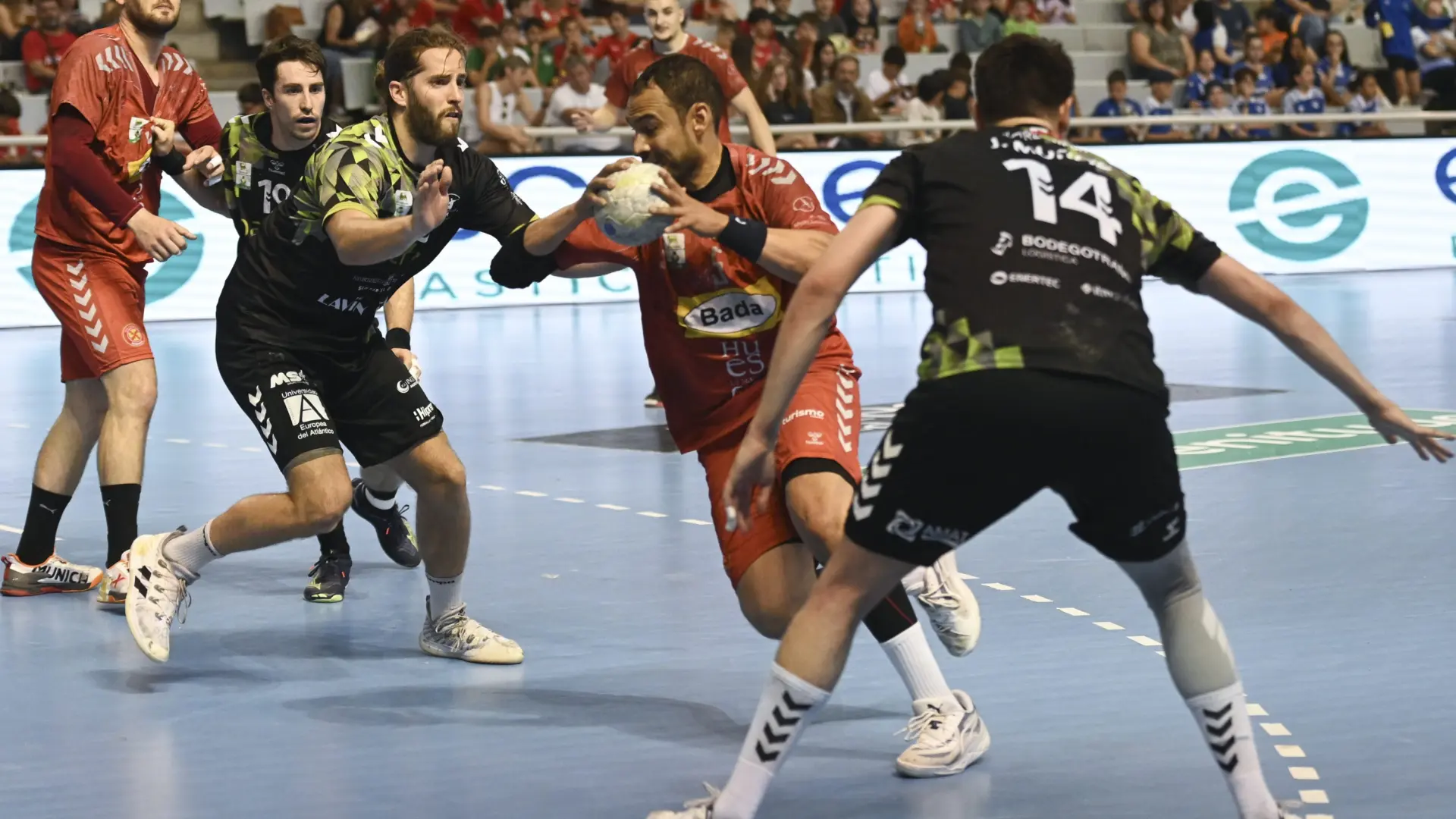 Final feliz con victoria (34-30) y despedidas de históricos en el Bada