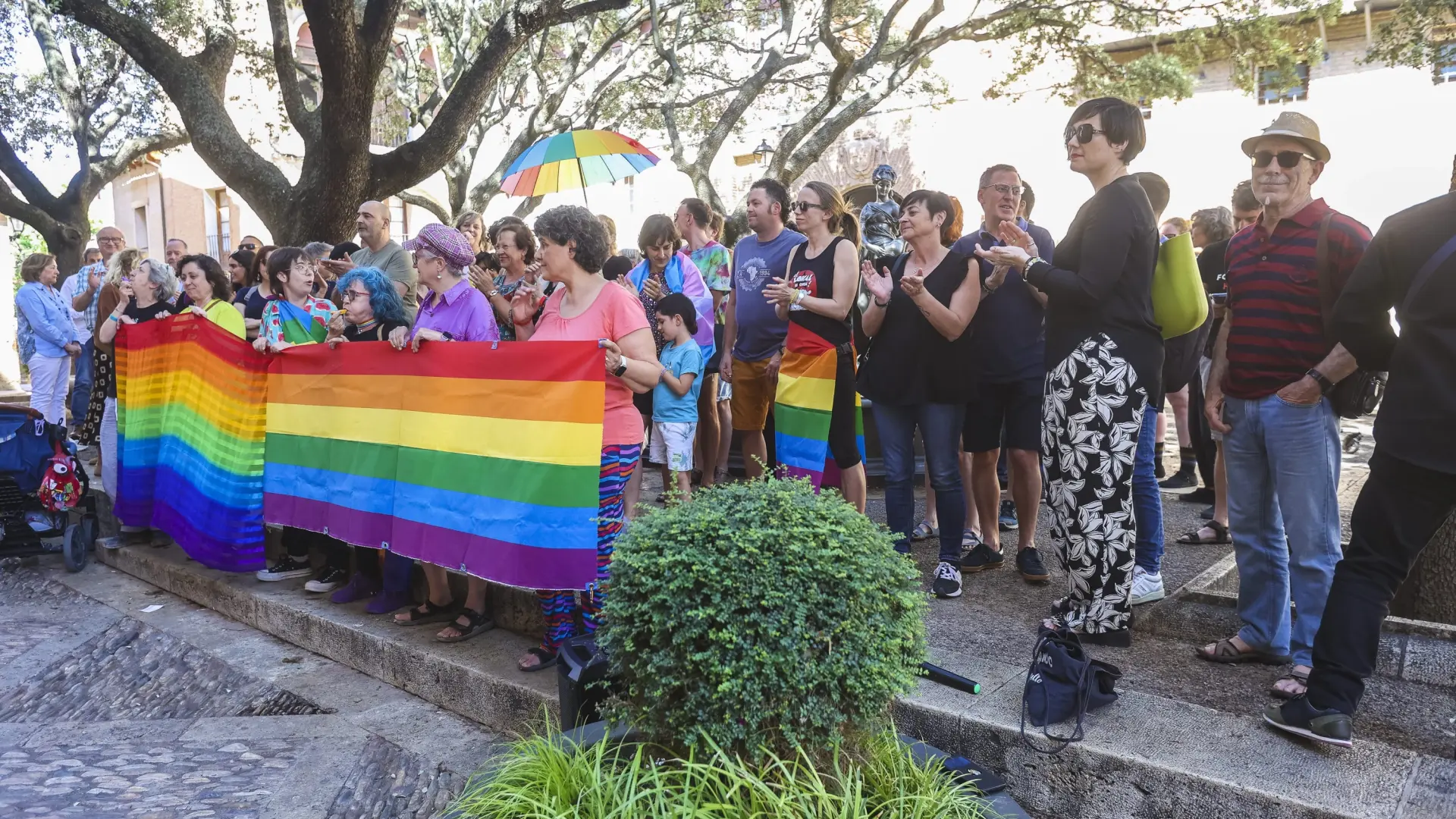 La Asociación 28J de Huesca da plantón al Ayuntamiento en el acto por ...