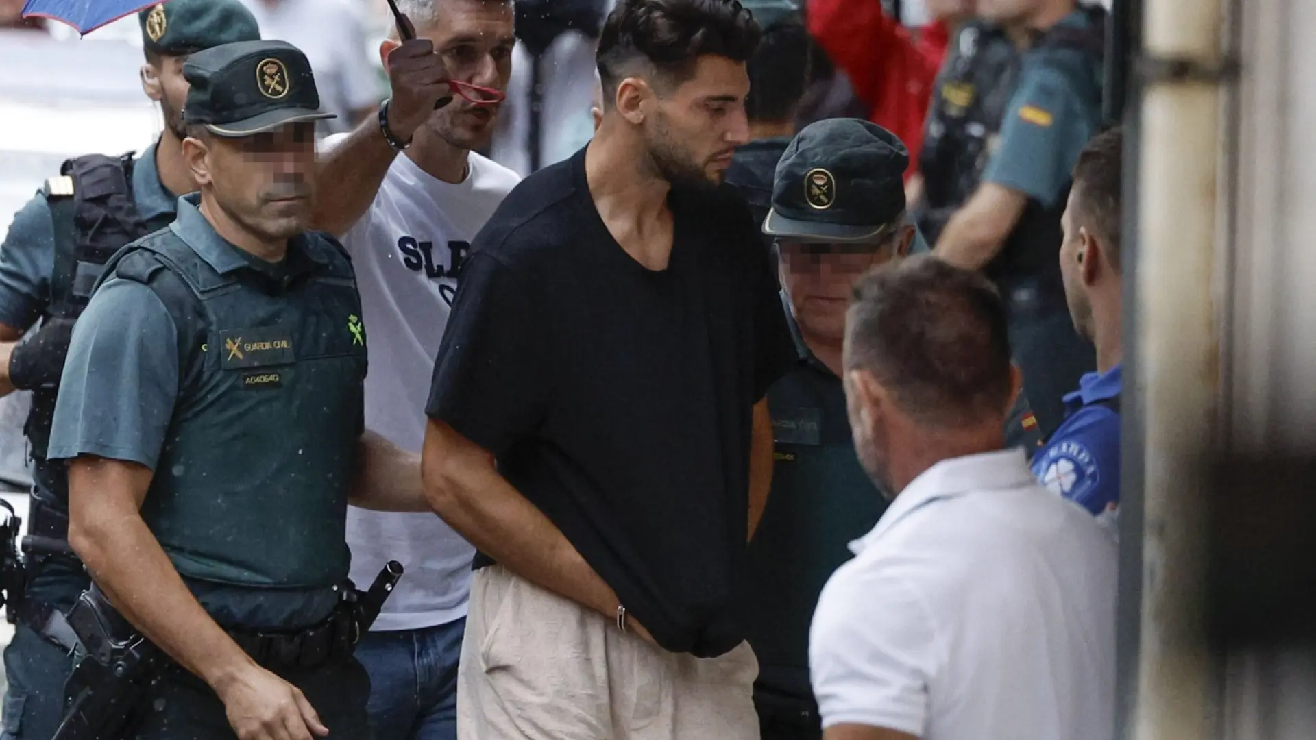 Rafa Mir queda en libertad provisional pero sin pasaporte y con orden ...