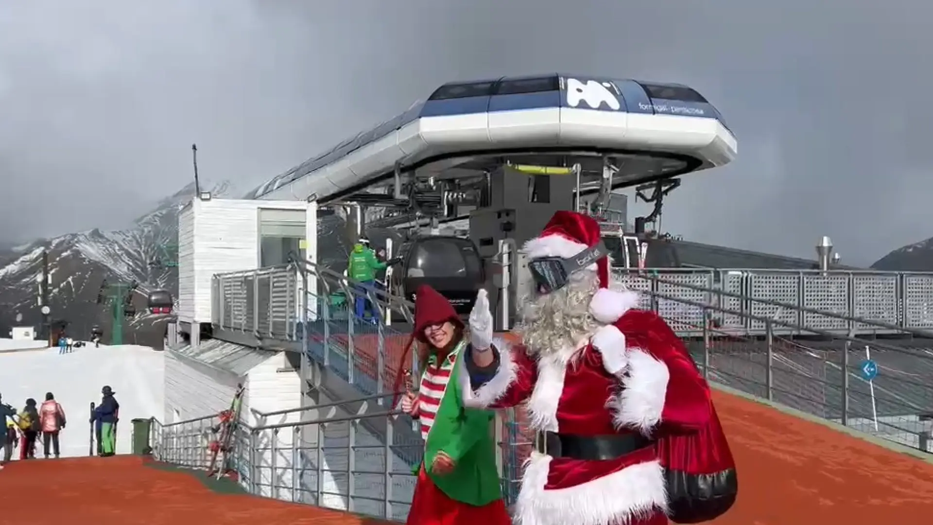 Así ha sido la llegada de Papá Noel a las estaciones del grupo Aramón