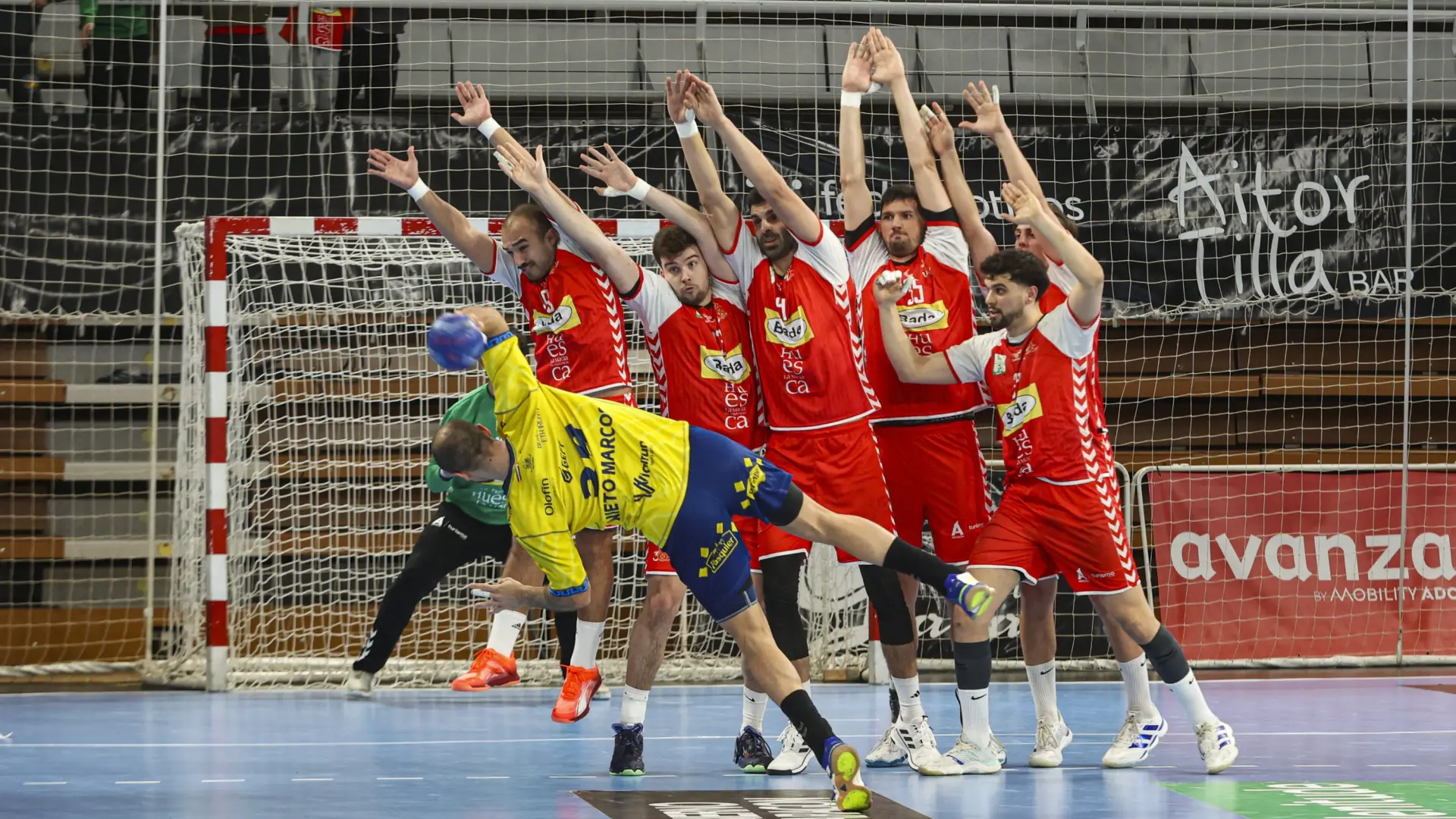 Amarga derrota del Bada Huesca con el tiempo cumplido y con polémica ...