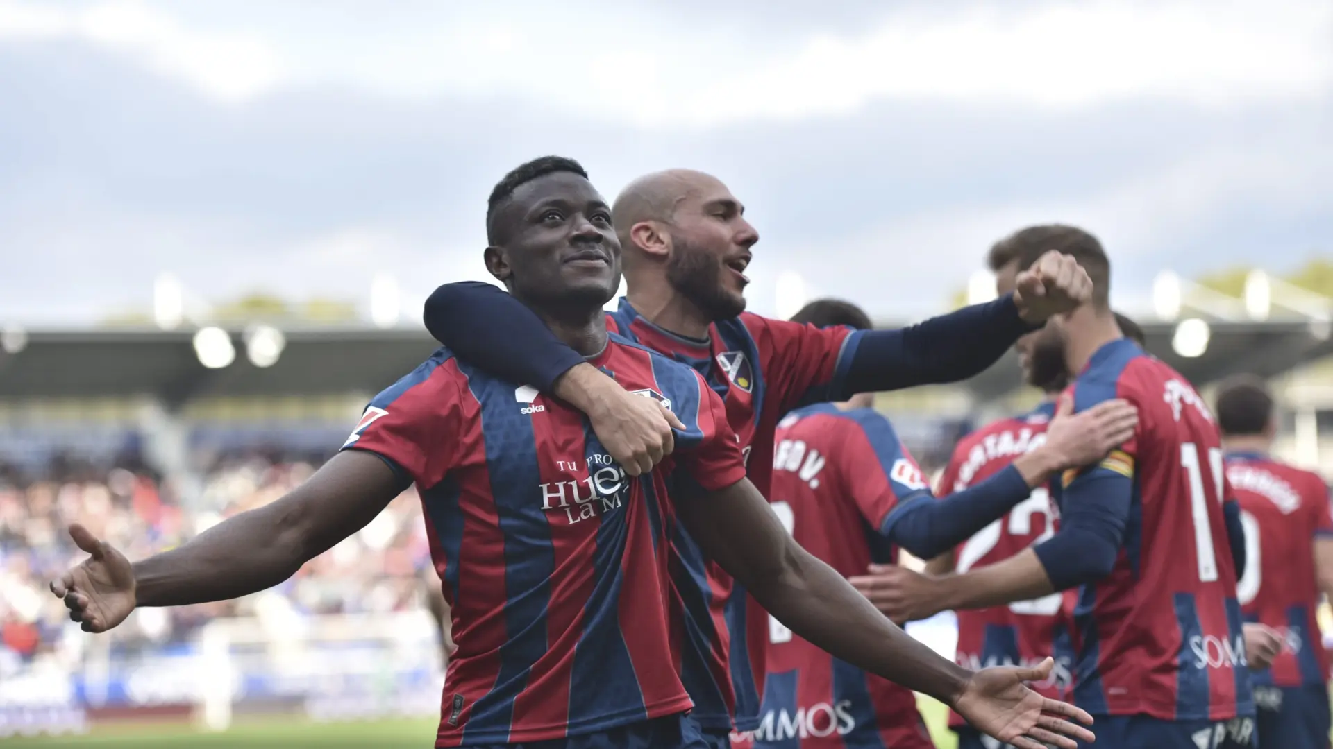 La SD Huesca se disfraza de líder a costa de un endeble Racing de ...