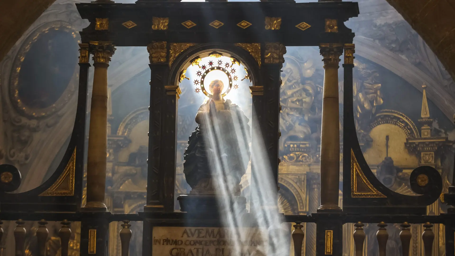 Un asoleo casi místico ilumina a la Inmaculada en la Catedral de Huesca