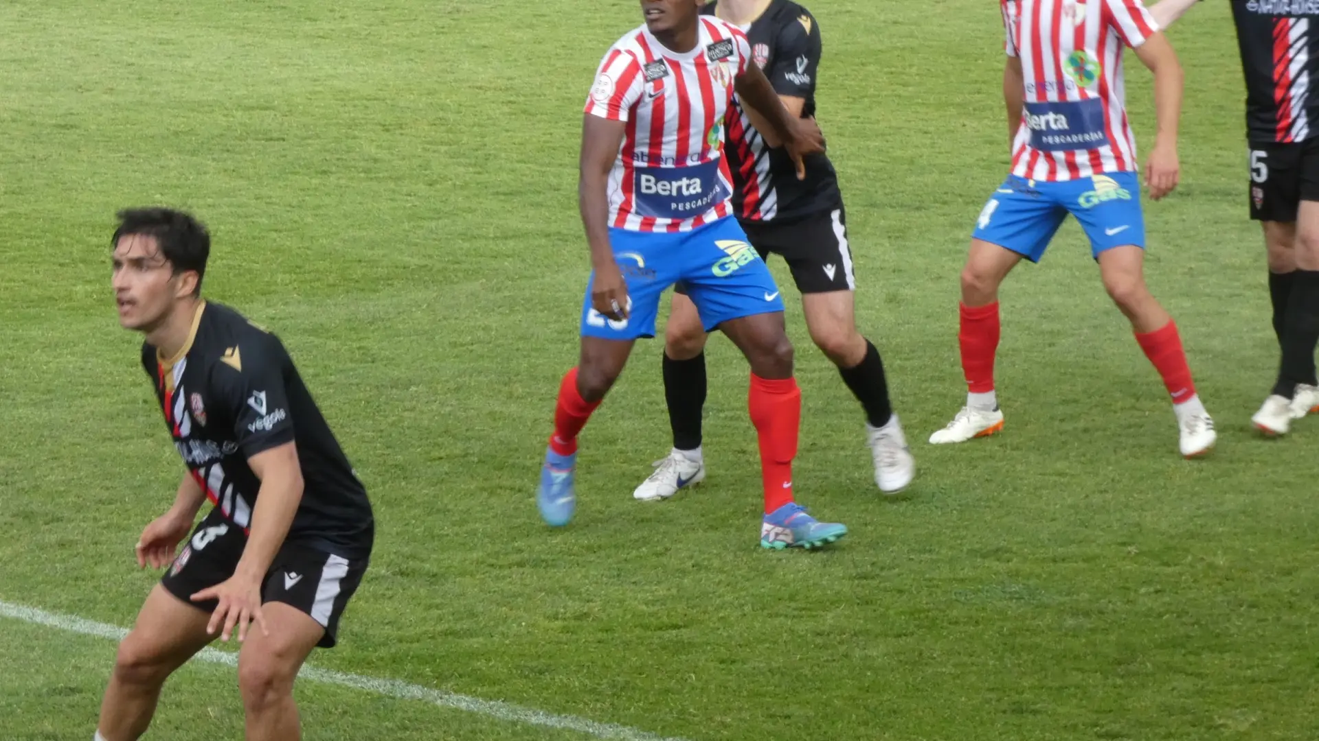 Un gol de Binke en el último suspiro saca al Barbastro del descenso (1-0)