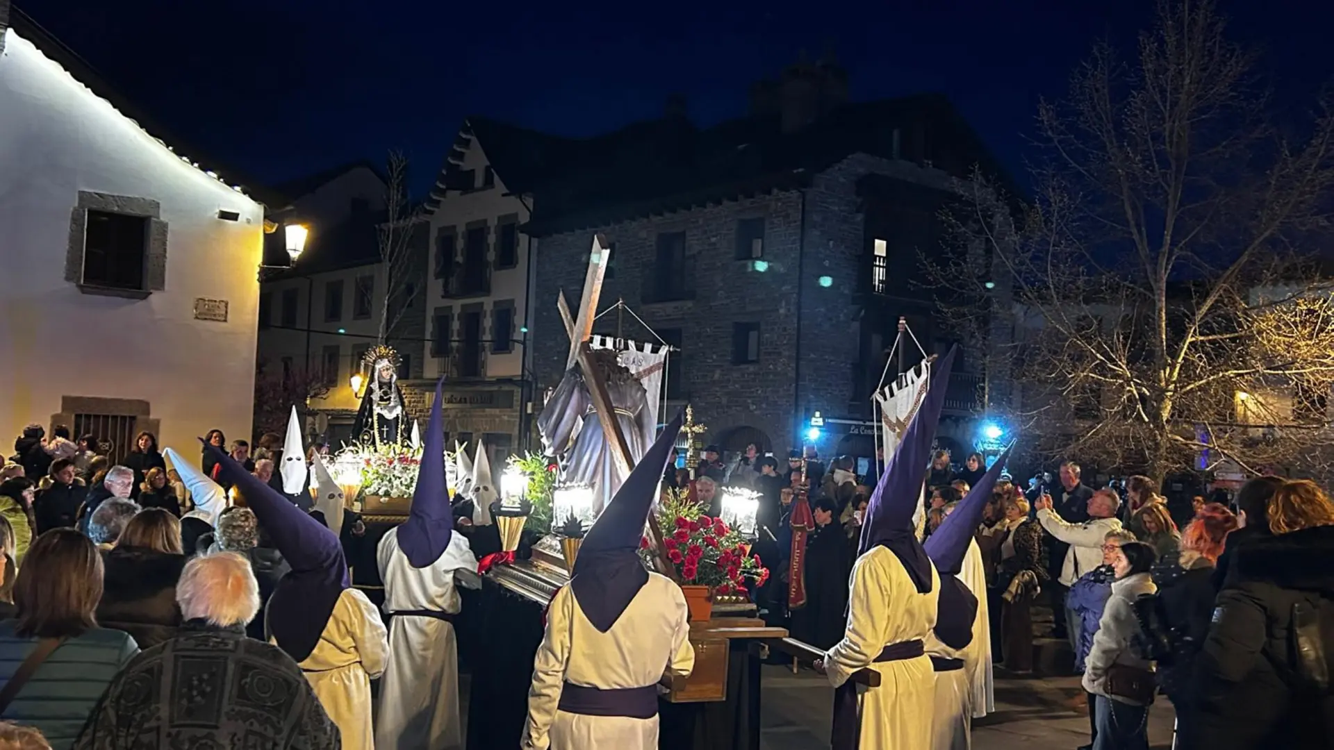 Mucho público en Biescas para ver la procesión del Encuentro