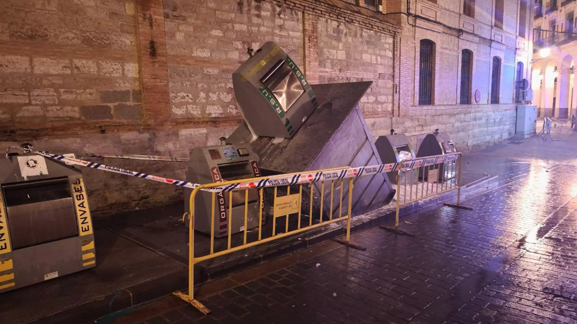 Una "persona vestida de negro" hace explotar un contenedor tras arrojar ...
