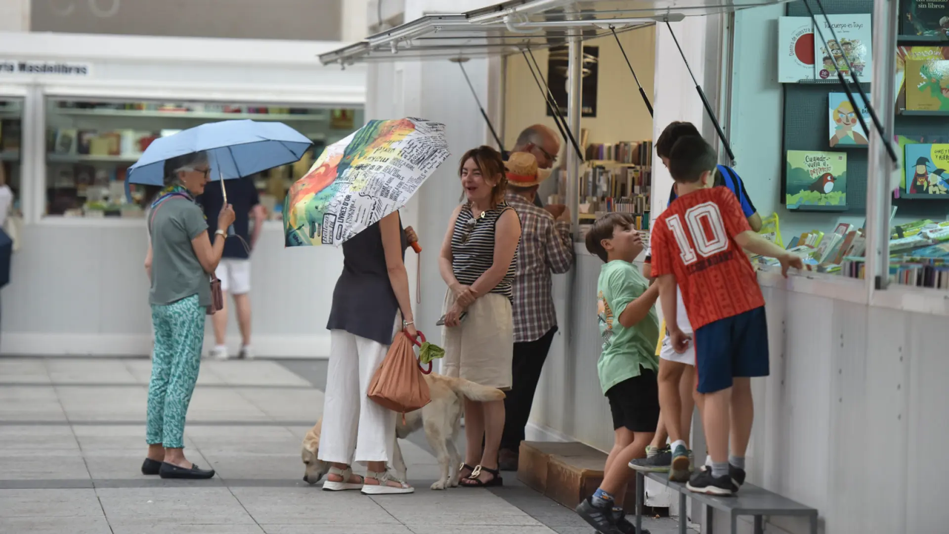 Cuentacuentos, poesía saharaui y dos lobos acechan la Feria del Libro ...