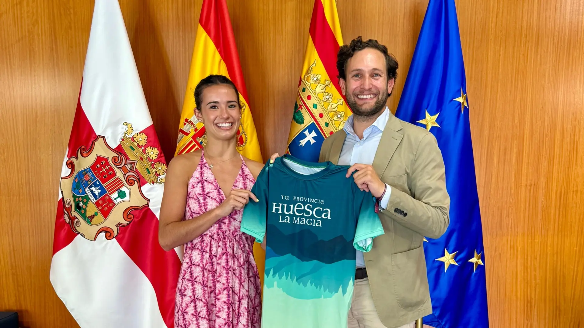 Isaac Claver recibe a Inés Bergua tras su logro triple medalla de oro ...