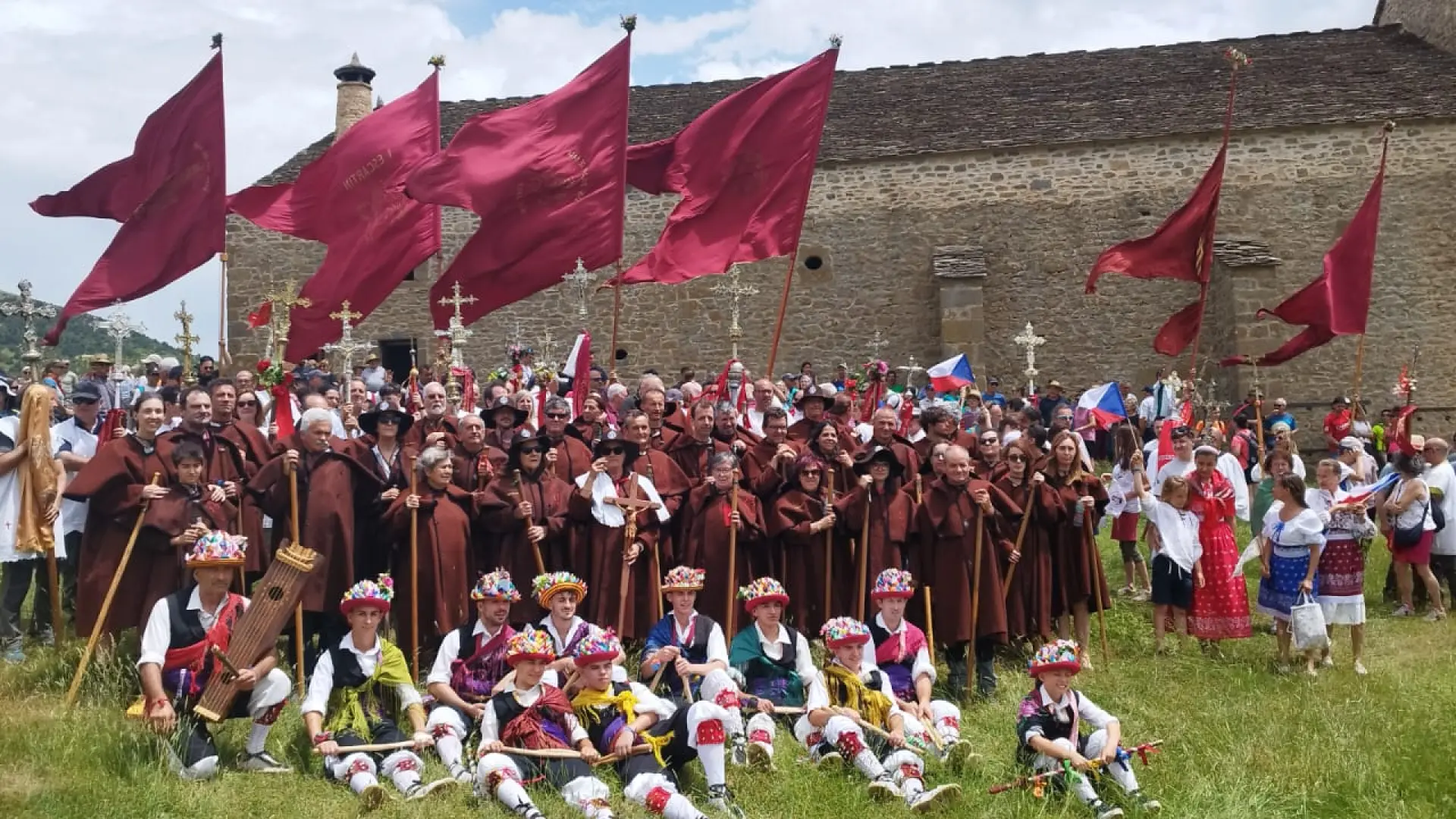 Yebra de Basa reedita con éxito su tradicional romería a Santa Orosia