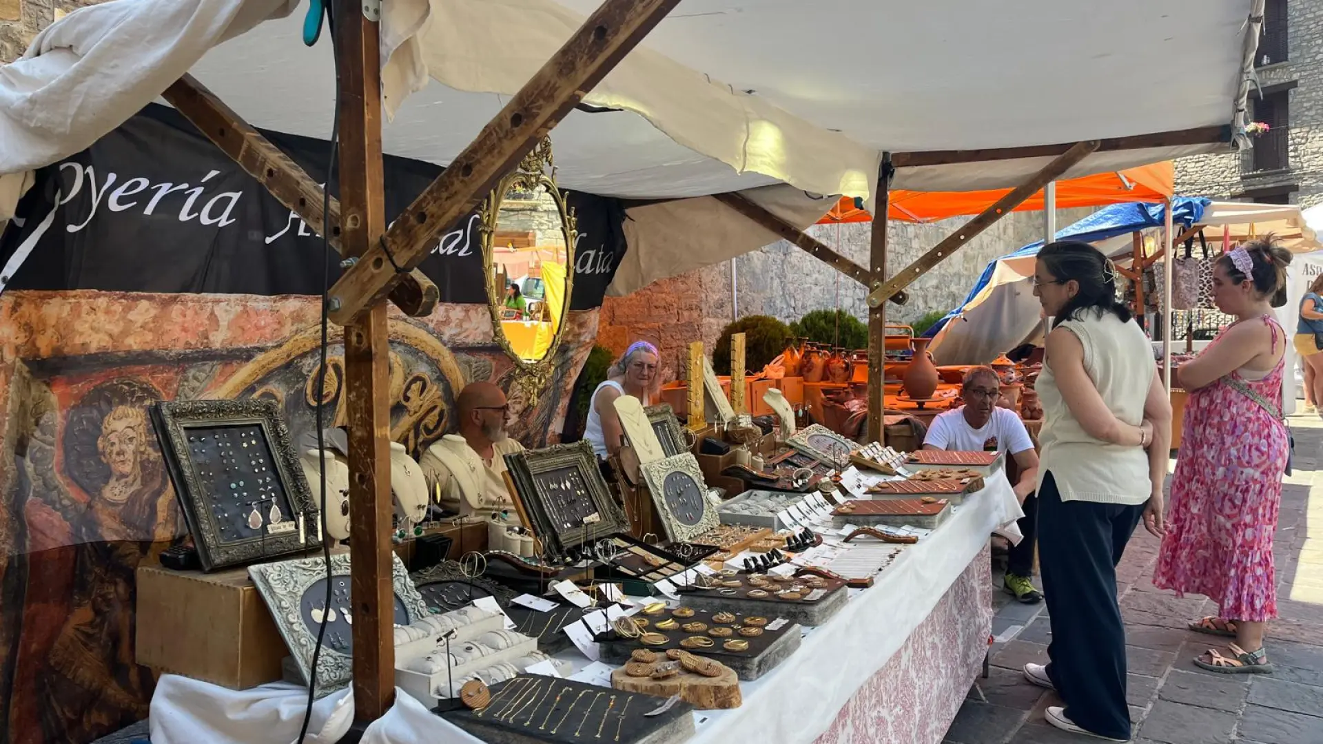 La Feria ArteFolk capea la lluvia para ensalzar la cultura popular
