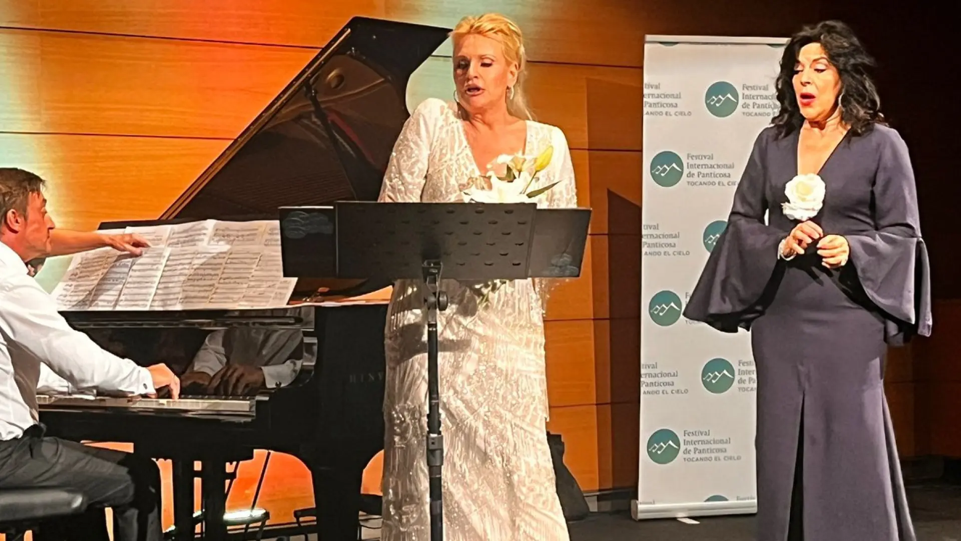 Ainhoa Arteta y Nancy Fabiola Herrera son aplaudidas en el Balneario de Panticosa