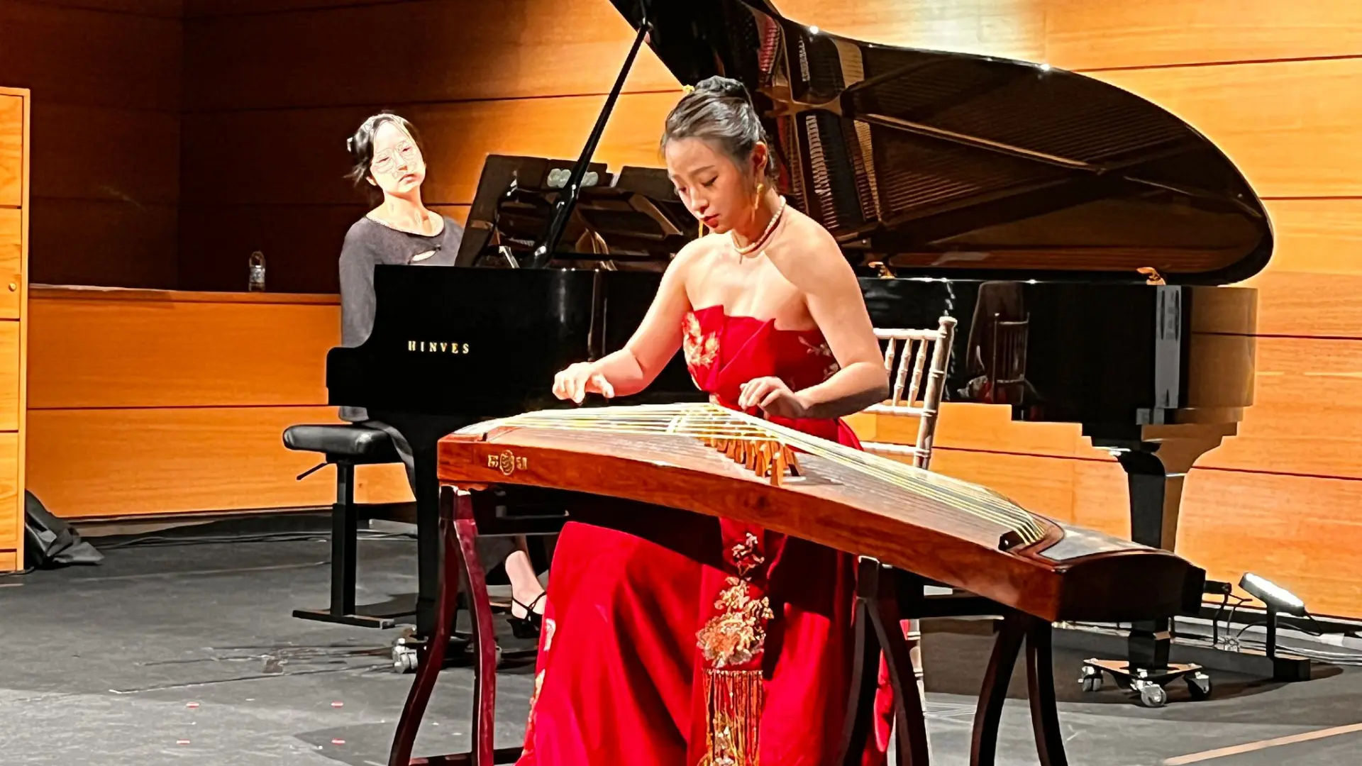 Xiaotong Li dibuja con su arpa un recorrido a través de la Ruta de la Seda