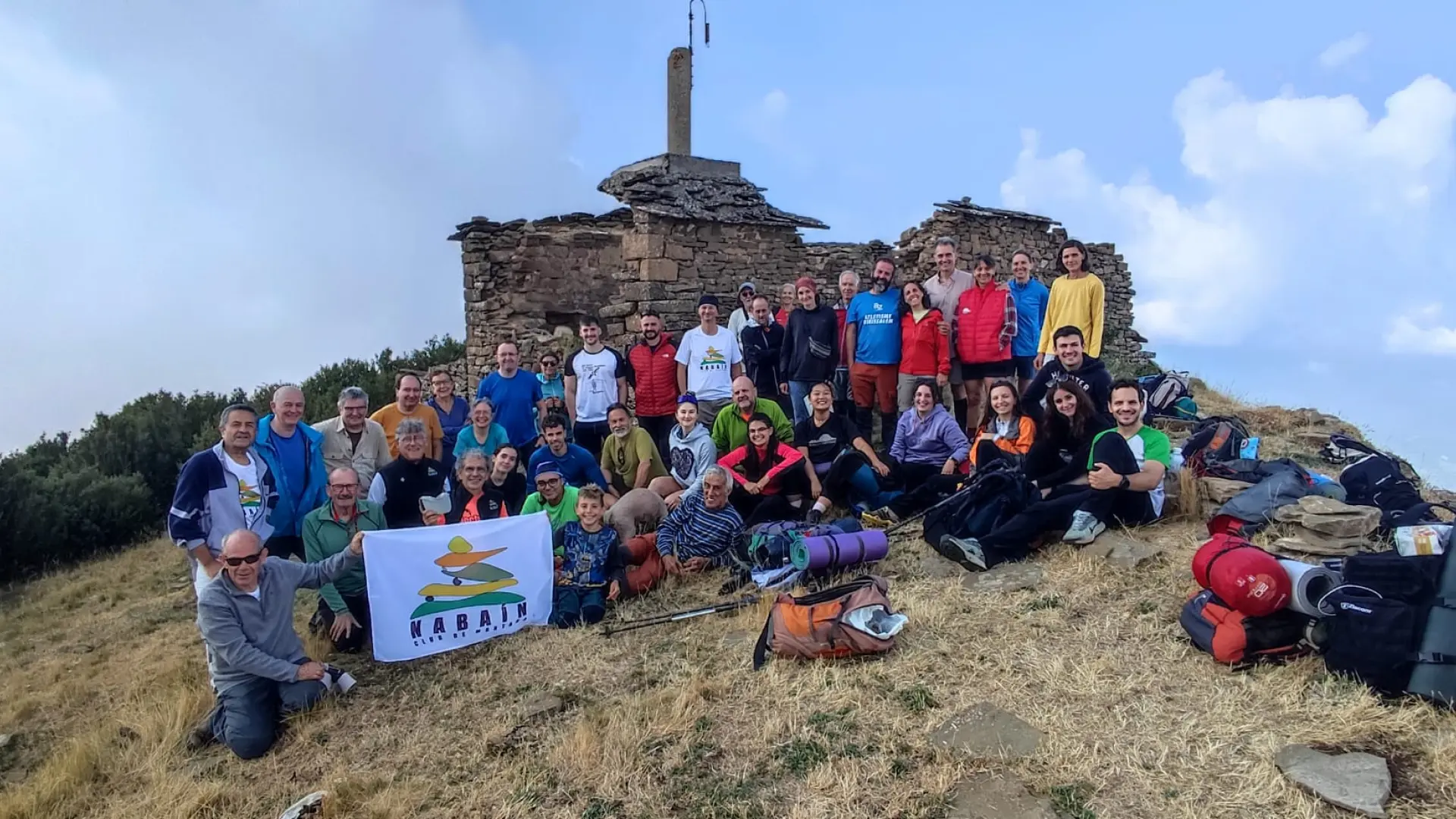Un centenar de personas celebran en la montaña el Día del Club Nabaín