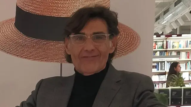 Javier Díez: "Es una novela de intriga con delicados matices políticos"