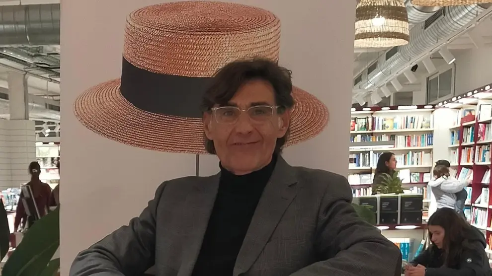 Javier Díez: "Es una novela de intriga con delicados matices políticos"