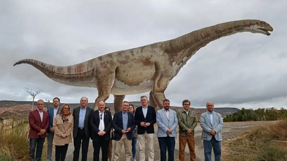 Un ‘Turiasaurus’ a tamaño natural camina en Riodeva