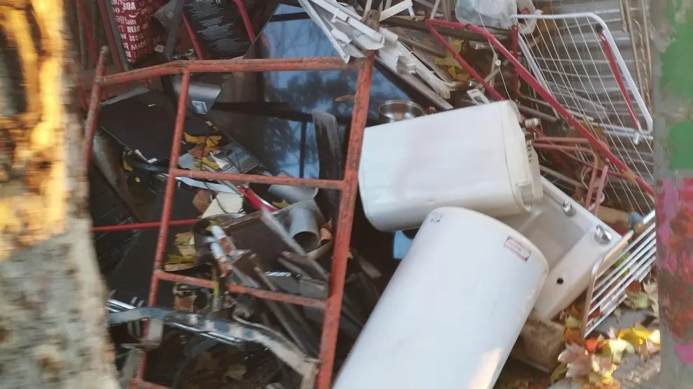 Quejas vecinales por la acumulación de chatarra en una casa junto a la ...