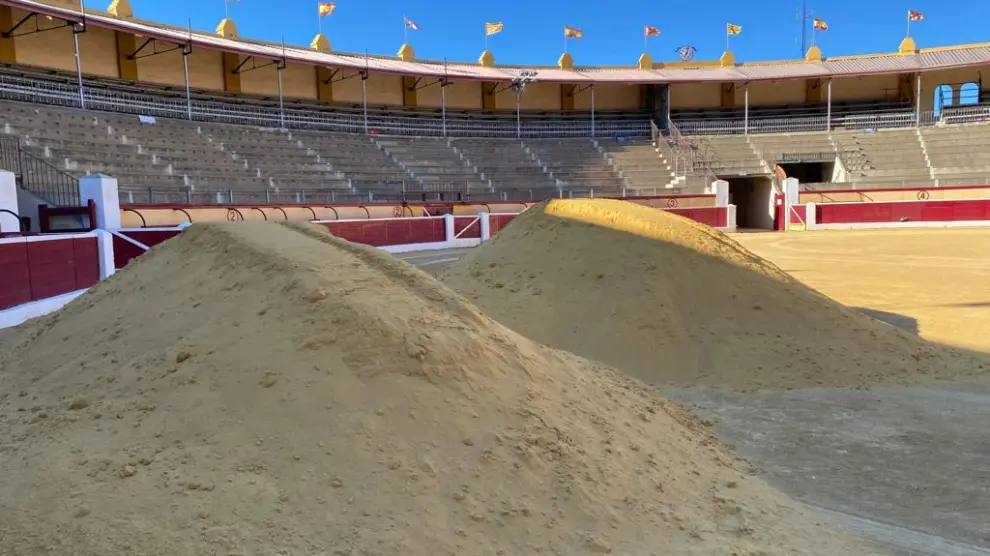 El albero de la plaza de toros se renueva para el inicio de la Feria