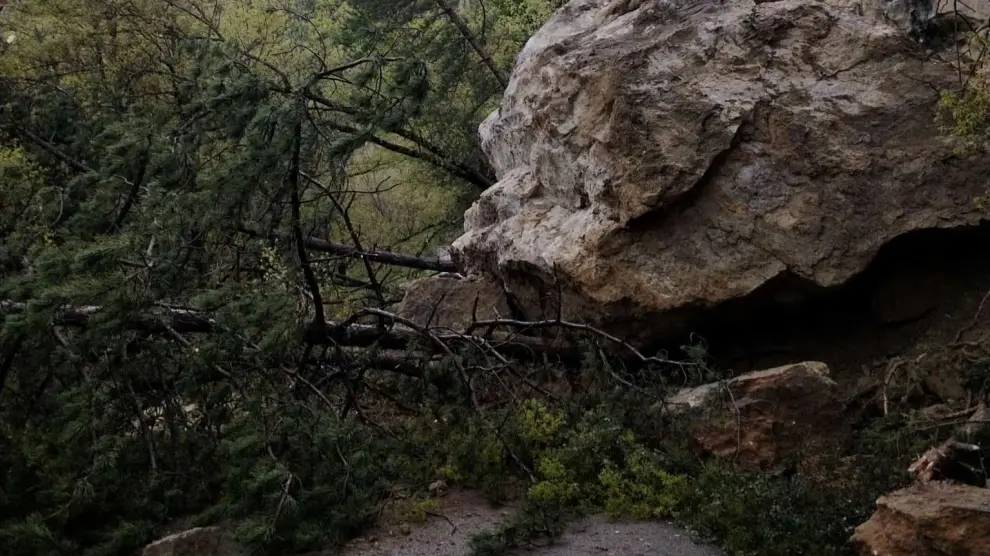 Una roca bloquea el acceso al templo budista de Panillo