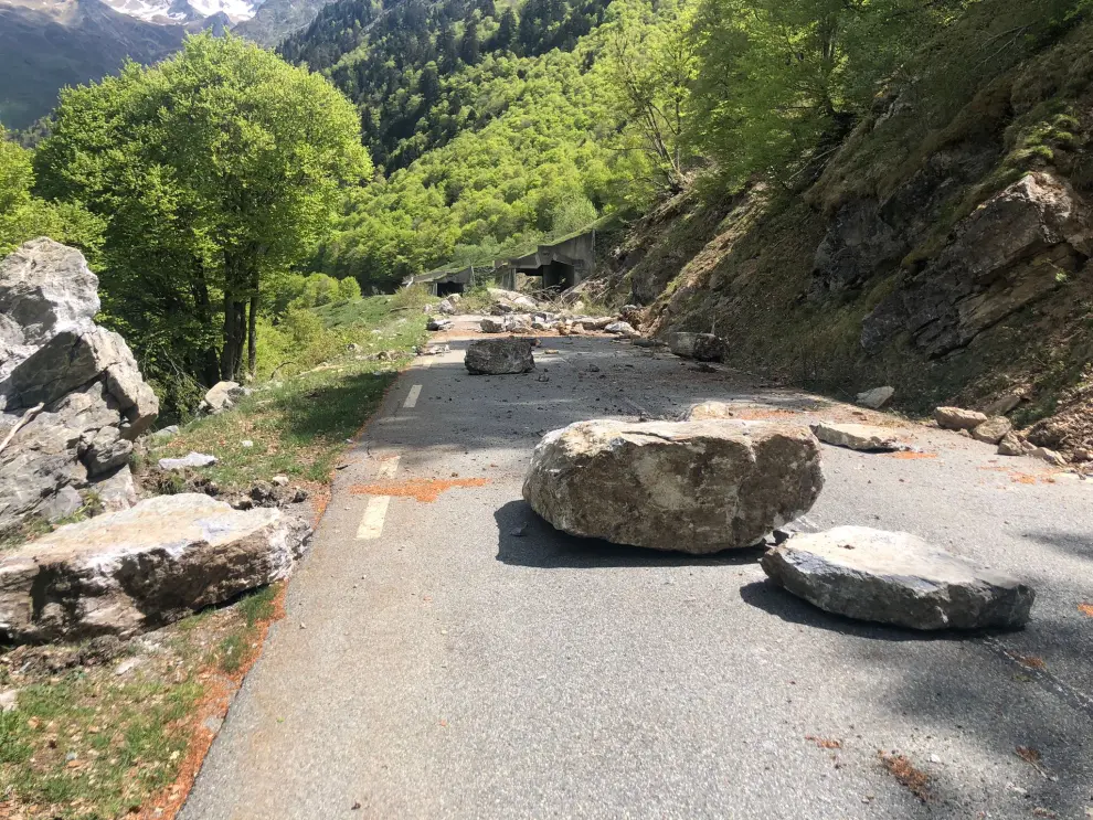 Así se encuentra la calzada después del derrumbe de roca | Imágenes