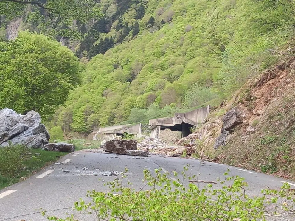 Así se encuentra la calzada después del derrumbe de roca | Imágenes
