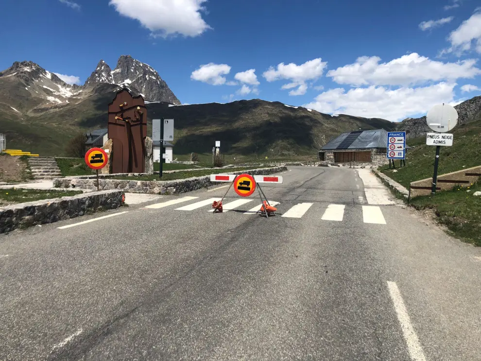 Así se encuentra la calzada después del derrumbe de roca | Imágenes