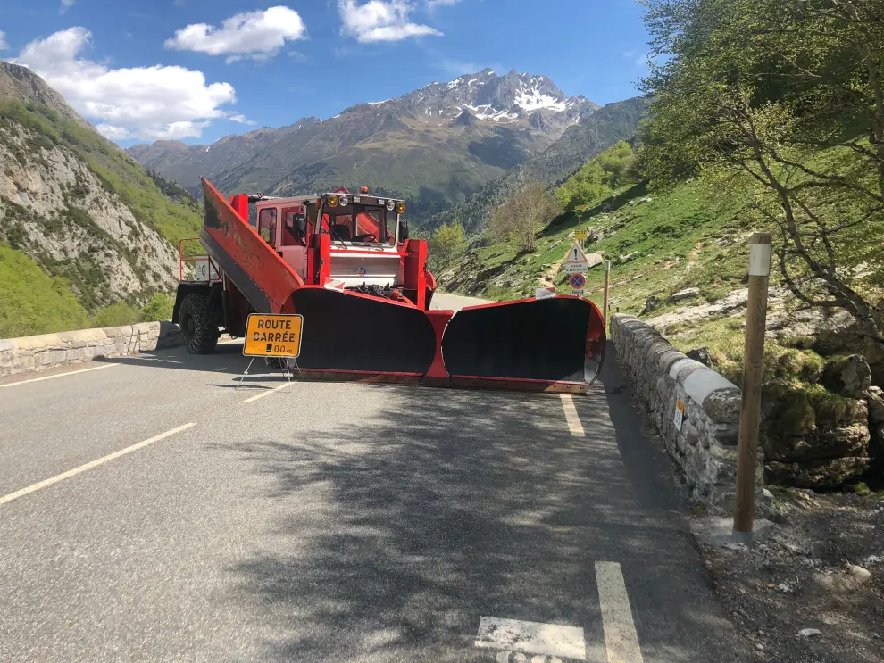 Así se encuentra la calzada después del derrumbe de roca | Imágenes