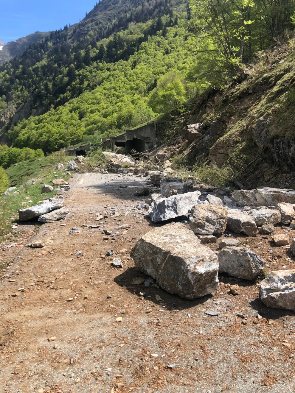 Así se encuentra la calzada después del derrumbe de roca | Imágenes