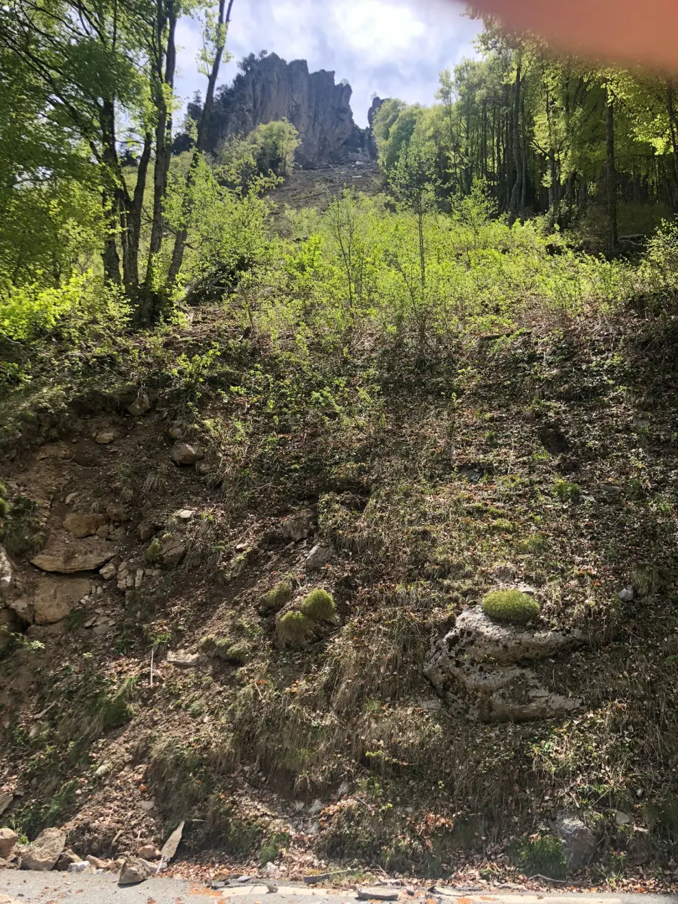Así se encuentra la calzada después del derrumbe de roca | Imágenes