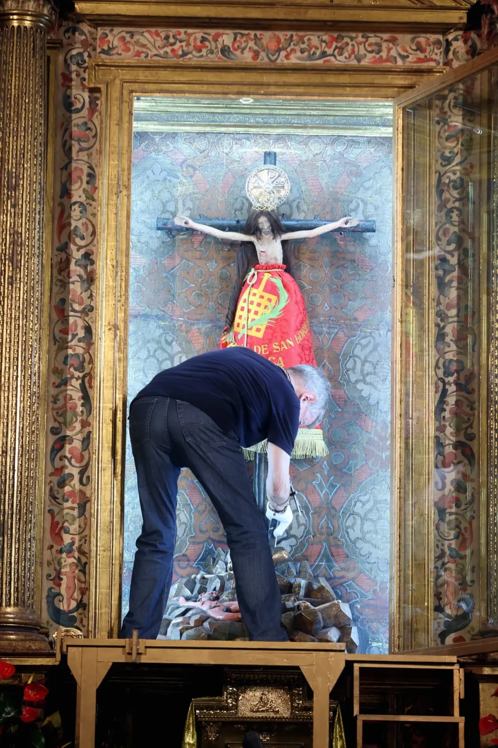 El Santo Cristo de los Milagros luce un nuevo manto | Imágenes