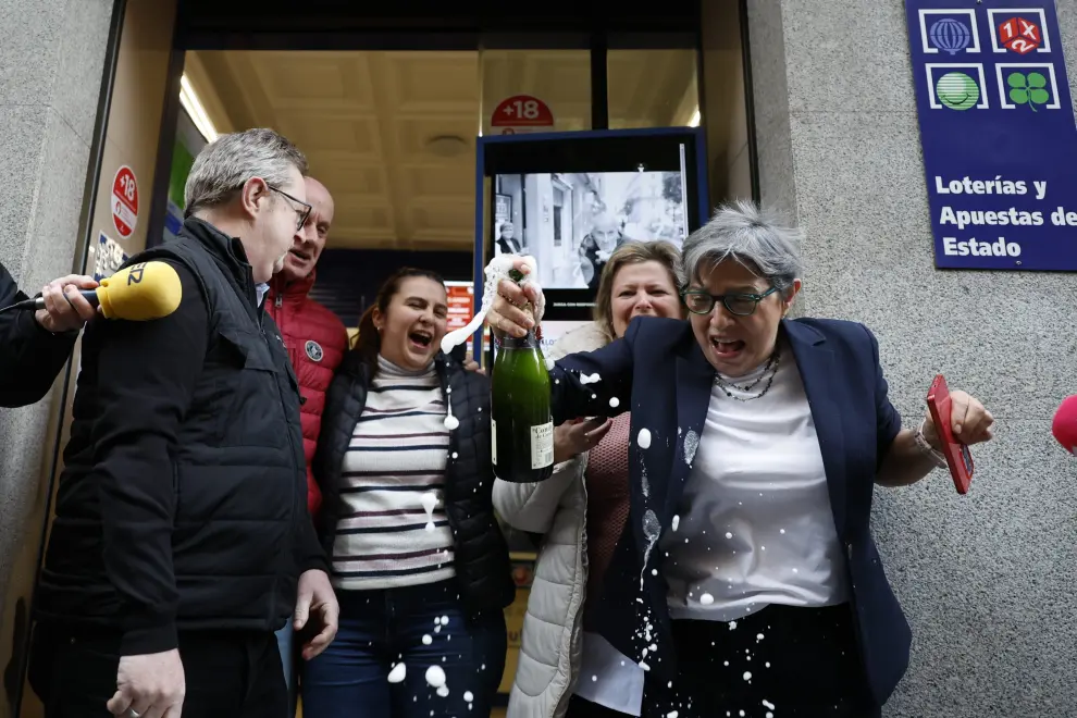 Celebración del Segundo Premio de la Lotería de Navidad en la calle ...