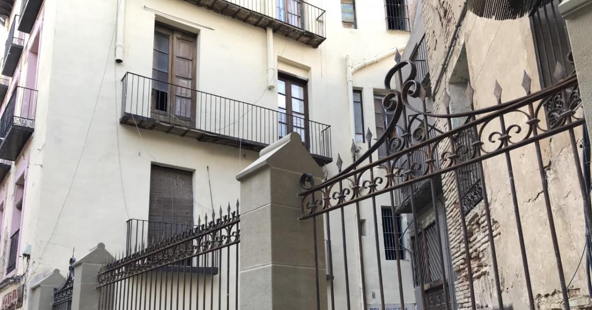 Instalan la verja del edificio de la Travesía Cortés, junto a la plaza ...
