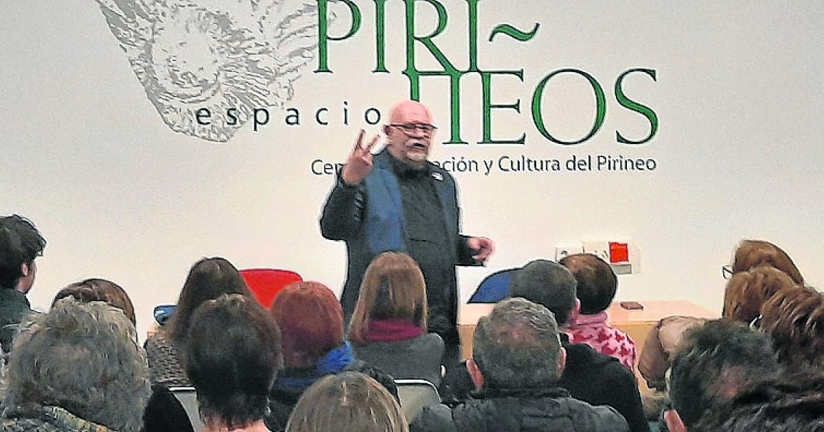 Antón Castro comparte su trayectoria literaria con los lectores grausinos