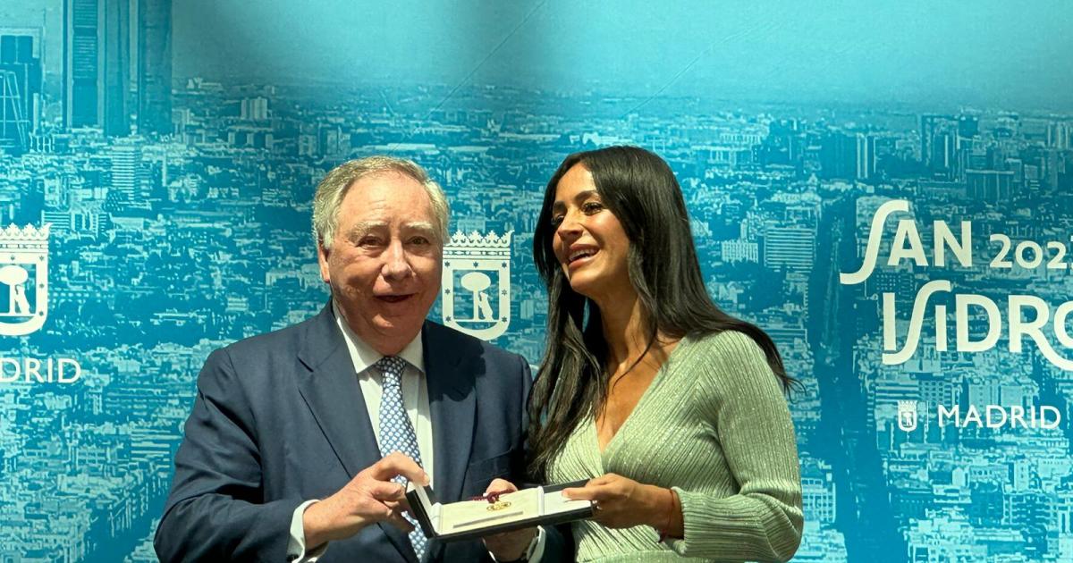 Clemente González Soler, presidente de Alibérico, recoge la Medalla de ...