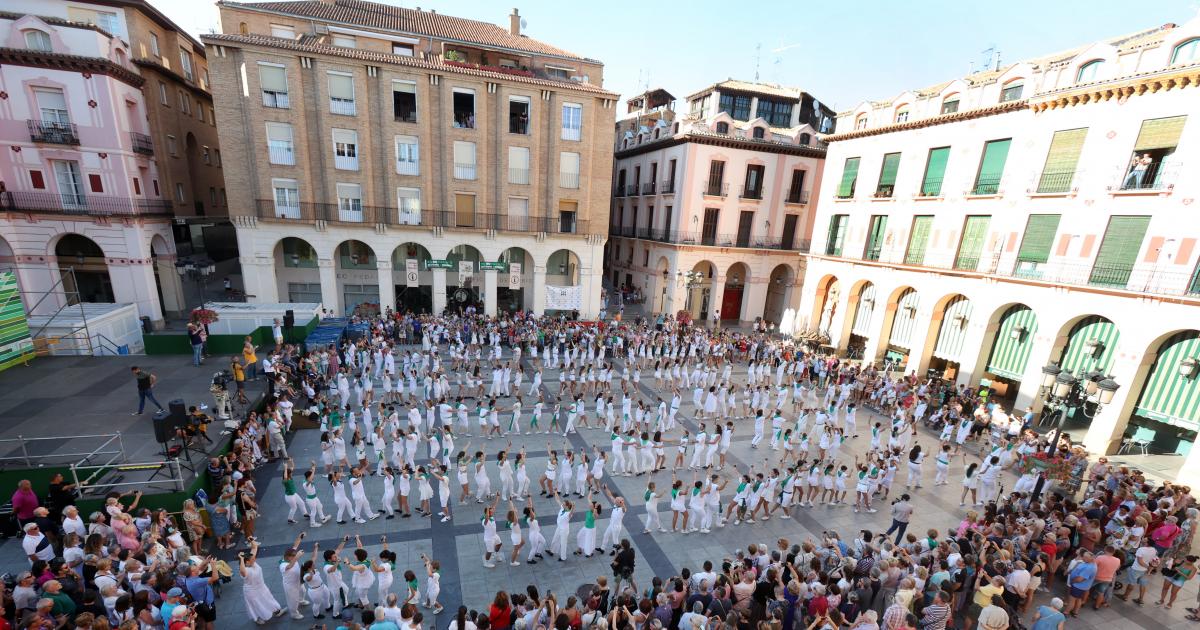 Multitudinaria jota de San Lorenzo en la plaza de Luis López Allué de ...