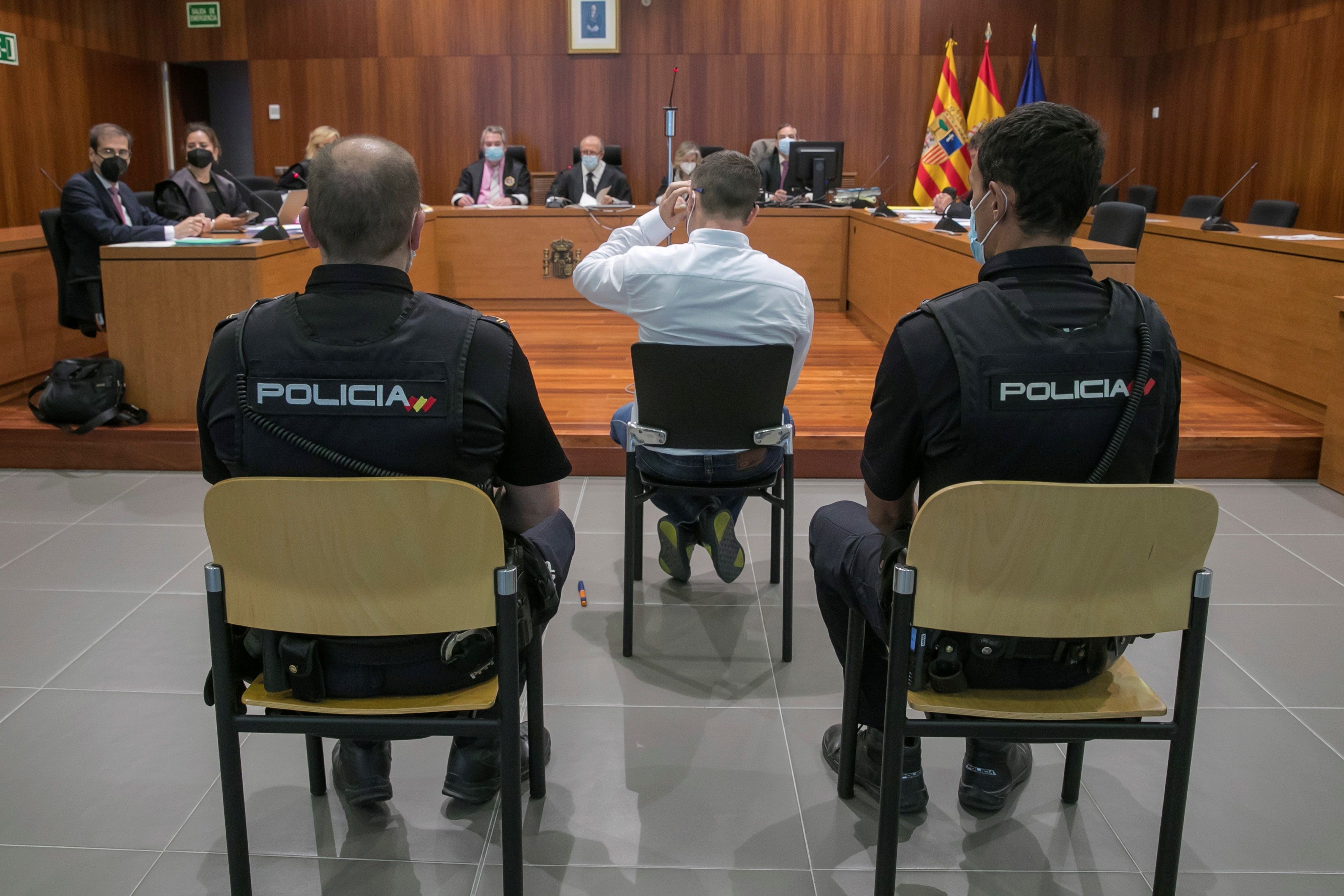 El hombre que trató de degollar a su exnovia con un cúter niega que ...