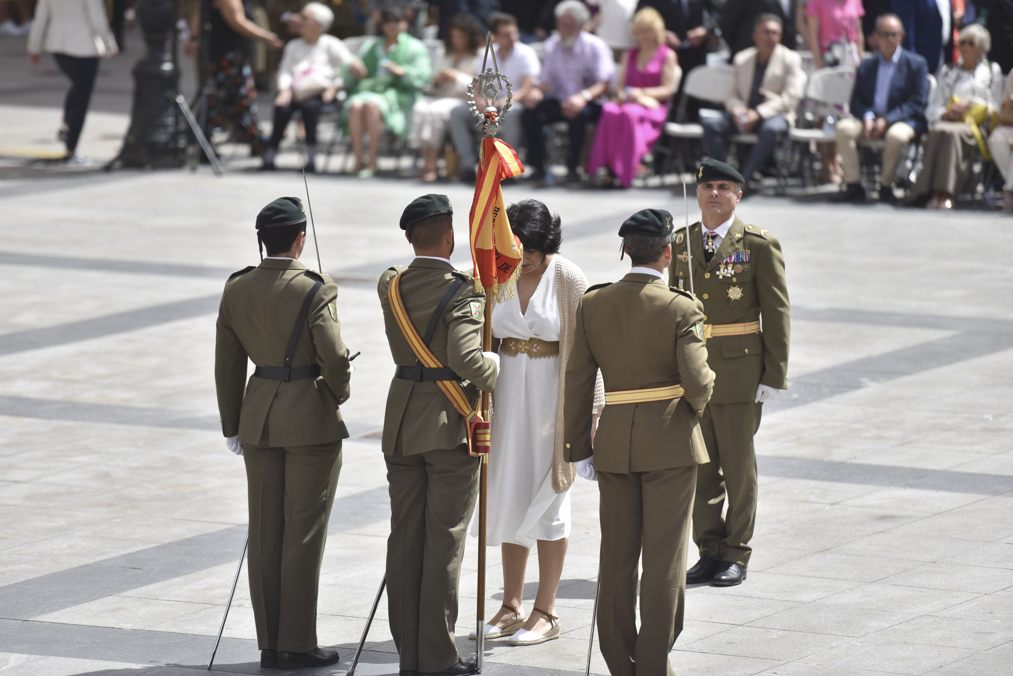 Más de 250 civiles juran la bandera en la plaza López Allué de Huesca